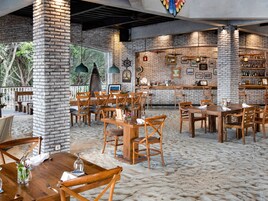 2 restaurantes, pequenos-almoços servidos