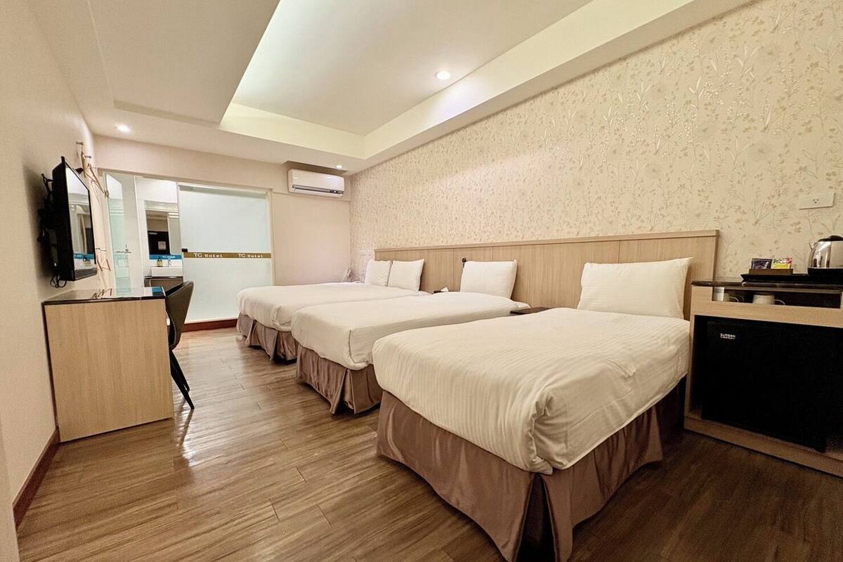 Quarto Quádruplo Clássico | Roupa de alta qualidade, Wi-fi grátis, roupa de cama fornecida 