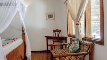 Bangalô, vista para o oceano | Cofres nos quartos, escrivaninha, ferros/tábuas de passar roupa