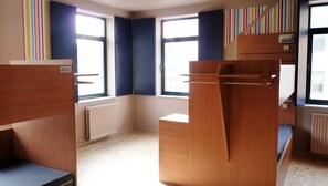 Dormitório Partilhado, em dormitório misto (Bed in a 6 Person Shared Dorm) | Secretária, camas desdobráveis, Wi-fi grátis, roupa de cama fornecida 