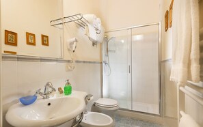 Quarto casal ou duplo conforto | Banheiro | Chuveiro, produtos de toalete grátis, secador de cabelo, chinelos