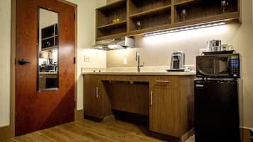 Quarto Elite, 1 cama king-size, acessível | Kitchenette privada | Um frigorífico, um micro-ondas, uma cafeteira/bule