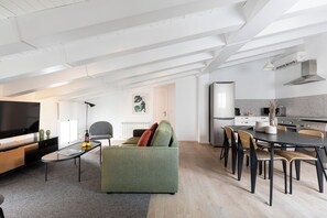 Apartamento, 2 quartos | Sala de estar | Televisor de ecrã plano de 37 polegadas com canais via satélite 