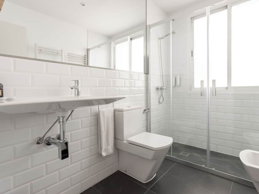Apartamento, 3 quartos | Banheiro | Produtos de toalete grátis, secador de cabelo, toalhas de banho