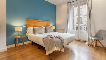 Apartamento, 1 quarto, varanda | Edredões de penas, com decoração personalizada