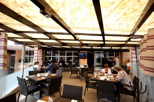 Pequenos-almoços, almoços, jantares servidos, cozinha internacional 