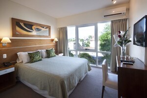 Frigobar, cofres nos quartos, berços grátis, Wi-Fi de cortesia