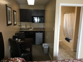 Quarto, 1 cama queen-size | Wi-fi grátis, roupa de cama fornecida 