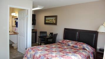 Quarto com cama, escrivaninha e cadeira.