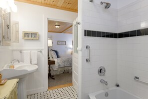 Quarto (King 2) | Casa de banho | Uma combinação polibã/banheira, artigos de higiene pessoal grátis 