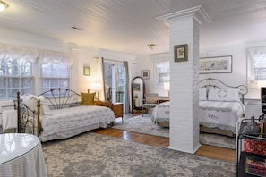 Quarto (King 5 Garden Room) | Roupa de alta qualidade, com mobília individualizada 