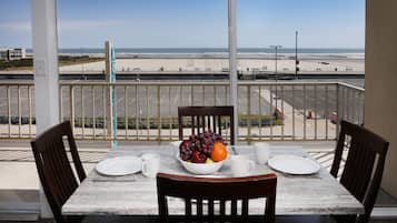 Suíte luxo, cozinha americana (Oceanfront) | Opções para refeição no quarto