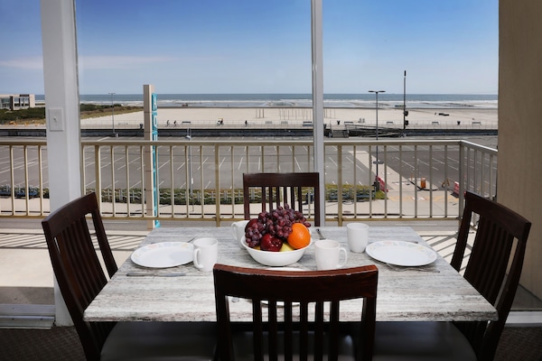 Suite Deluxe, kitchenette (Oceanfront) | Refeições no quarto