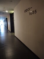 Um corredor com vários portões, cada um identificado com números.