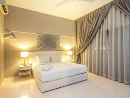 Apartamento, 3 quartos (Suite (2 Bathrooms)) | Secretária, secretária adequada para computadores portáteis 