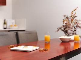 Apartamento Standard, 3 quartos | Roupa de alta qualidade, cortinas/cortinados opacos 