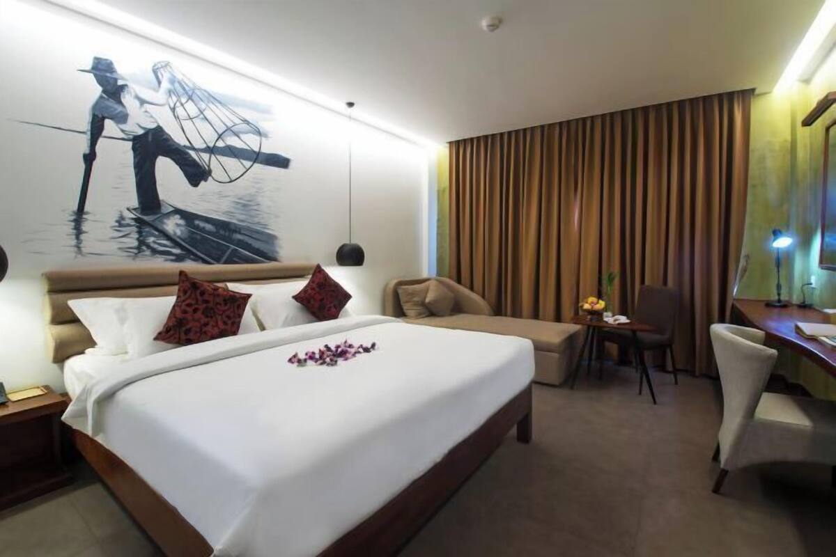 Roupas de cama premium, frigobar, cofres nos quartos, cortinas blackout