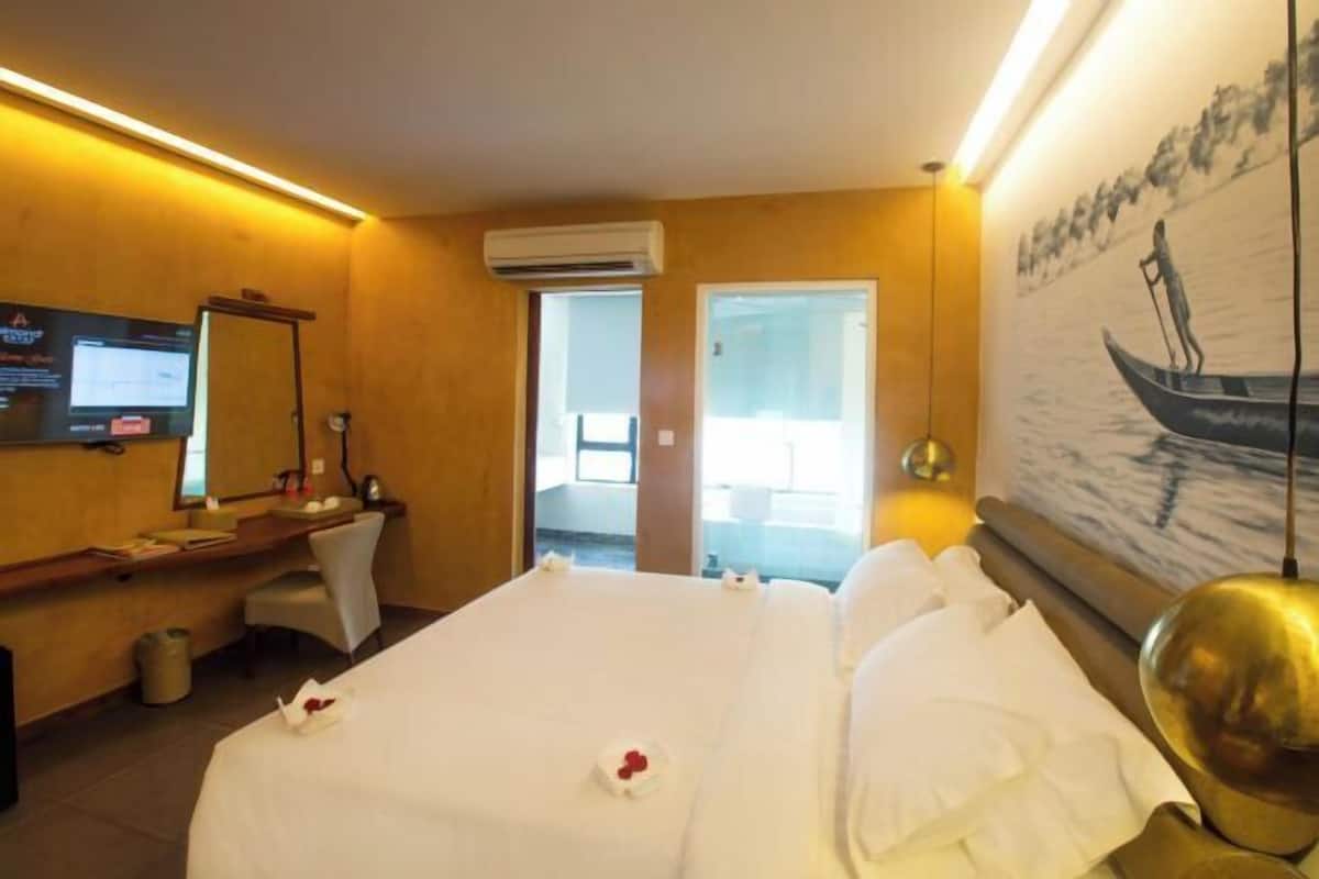 Roupas de cama premium, frigobar, cofres nos quartos, cortinas blackout