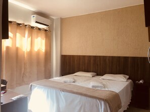 3 quartos, minibar, com mobília individualizada, secretária