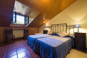 Quarto duplo standard | Individualmente decorados, individualmente mobiliados, escrivaninha