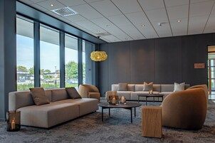 Área de estar no saguão