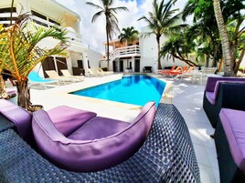 Piscina exterior, espreguiçadeiras 