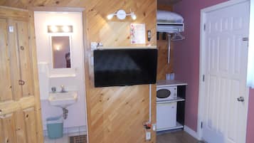 Quarto, 1 cama Queen, banheira de hidromassagem | Comodidades do quarto
