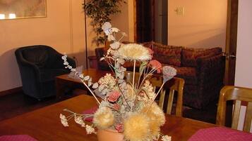 Apartamento Standard em Condomínio Fechado, 2 quartos (1.5 bathrooms) | Sala de estar | TV de ecrã plano