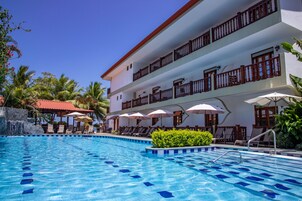 Piscina exterior, espreguiçadeiras 