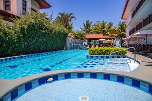Piscina exterior, espreguiçadeiras 