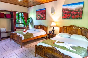 Quarto Duplo, 2 camas de casal, vista para o jardim, junto ao jardim | Cofre no quarto, secretária, Wi-fi grátis, roupa de cama fornecida 