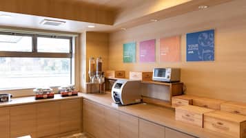 Pequeno-almoço tipo buffet diário (990 JPY por pessoa)