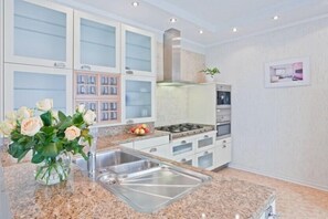 Apartamento, 2 quartos (Kirova, 1) | Cozinha privada | Um frigorífico, um micro-ondas, uma placa de cozinha 