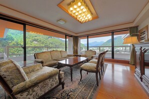 Quarto real (Quadruple Use) | Cofres nos quartos, Wi-Fi de cortesia