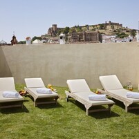 Terraço com espreguiçadeiras