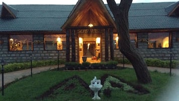 Fachada da propriedade à noite