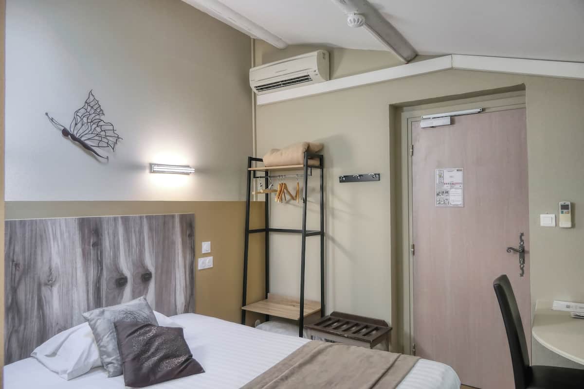 Quarto solteiro | Cortinas blackout, ferros/tábuas de passar roupa, Wi-Fi de cortesia