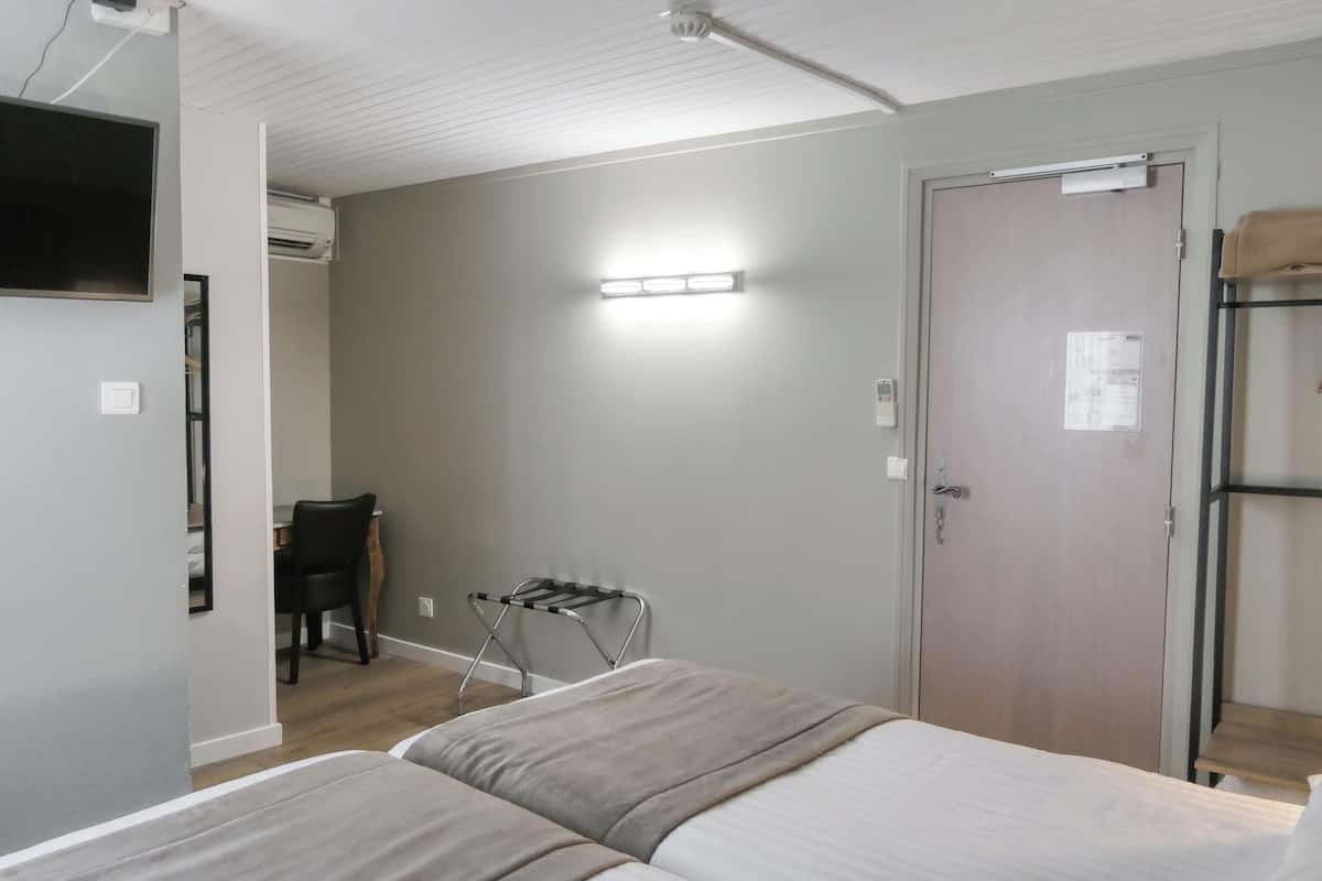 Chambre Lits Jumeaux | Cortinas blackout, ferros/tábuas de passar roupa, Wi-Fi de cortesia