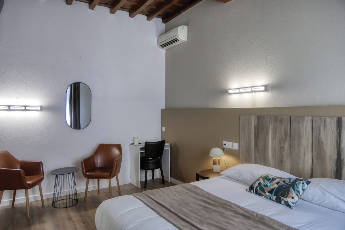 Quarto casal superior | Cortinas blackout, ferros/tábuas de passar roupa, Wi-Fi de cortesia