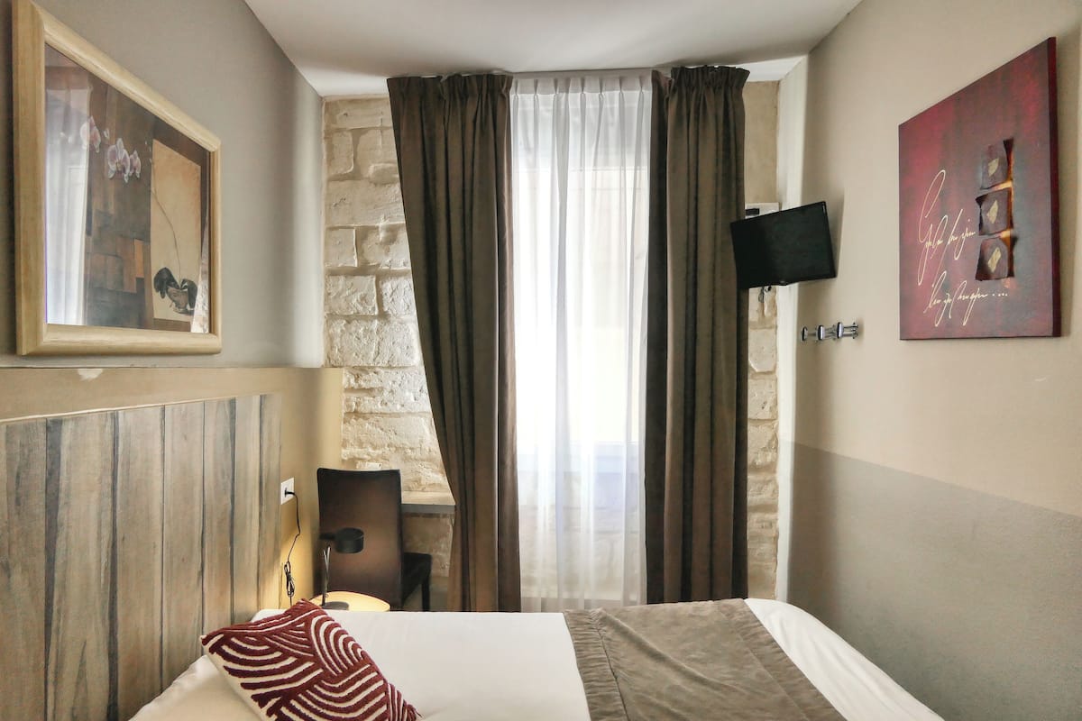 Chambre Simple Confort | Cortinas blackout, ferros/tábuas de passar roupa, Wi-Fi de cortesia