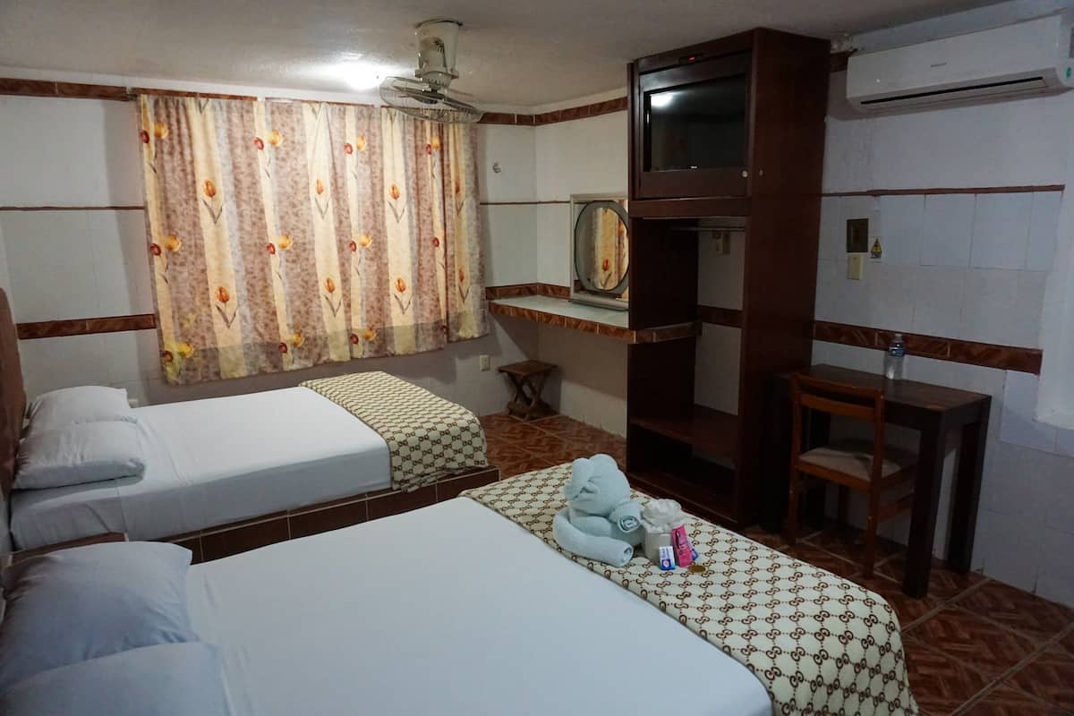 Standard Room, 2 Double Beds | Ferros/tábuas de passar roupa, Wi-Fi de cortesia