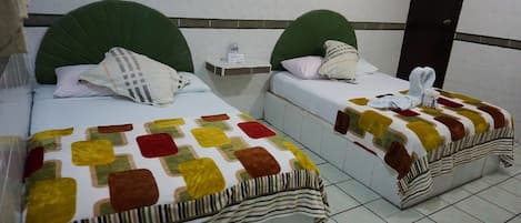 Standard Room, 2 Double Beds | Ferro/tábua de engomar, Wi-fi grátis