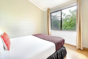 2 quartos, roupa de alta qualidade, secretária, ferro/tábua de engomar 