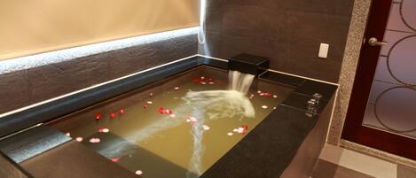 Quarto Quádruplo Superior | Banheira de imersão total