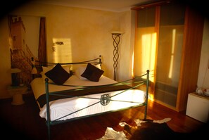 Suíte superior, 1 cama King, sacada, vista para o oceano | Cofres nos quartos, escrivaninha, Wi-Fi de cortesia