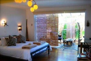 Quarto casal luxo, 1 cama Queen, suíte, vista para o jardim | Cofres nos quartos, escrivaninha, Wi-Fi de cortesia