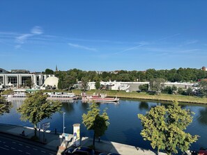 Apartamento Deluxe, 1 quarto, cozinha, vista para o rio | Vista do quarto