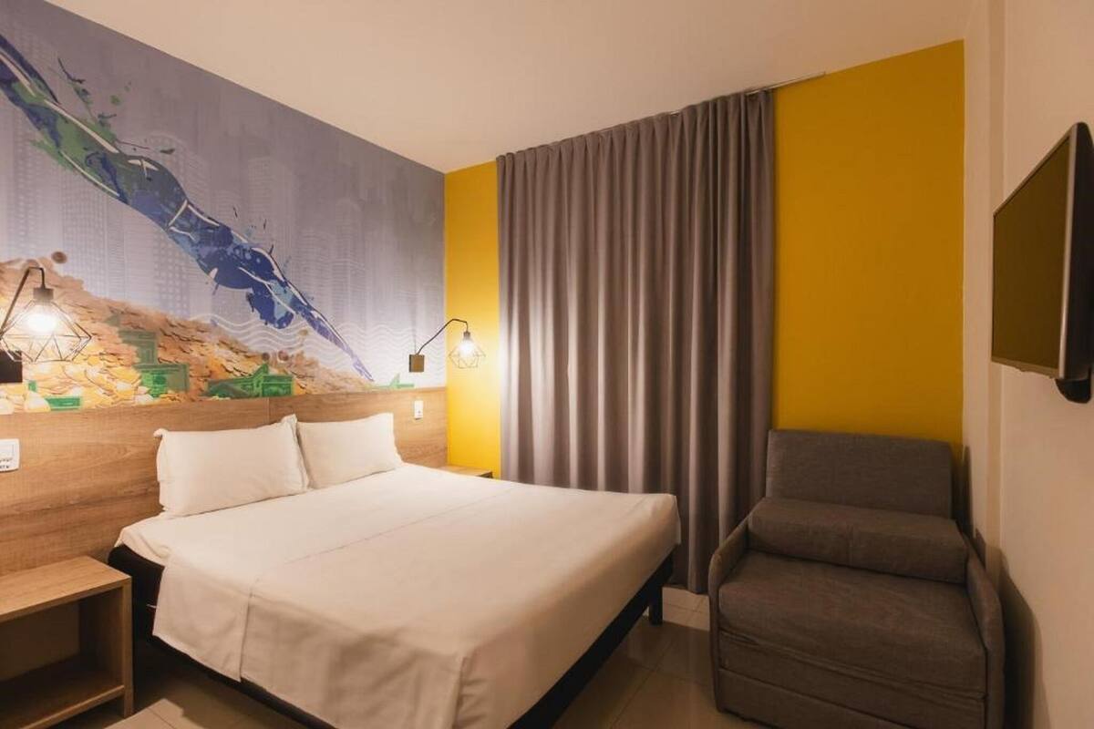 Frigobar, escrivaninha, cortinas blackout, quartos à prova de som