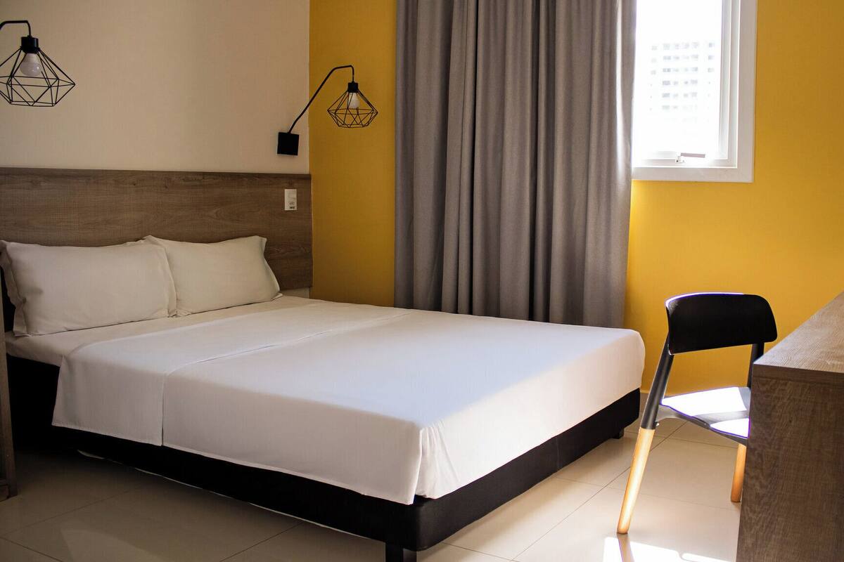 Frigobar, escrivaninha, cortinas blackout, quartos à prova de som