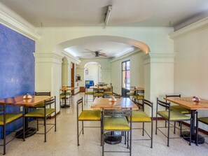 Pequenos-almoços, almoços, jantares servidos, cozinha regional 